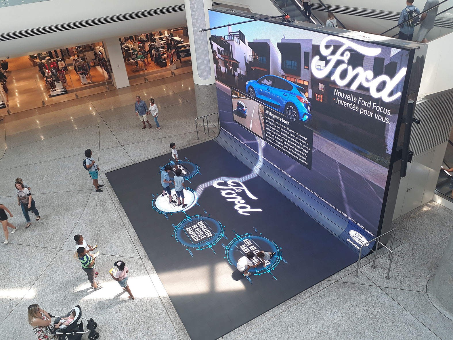 Clear Channel, Ford Focus, Cap 3000 Nice, écran géant